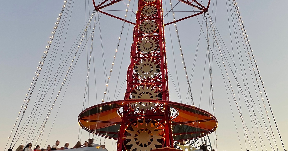 Golden Zephyr @ Disney California Adventure Park | Open Coaster
